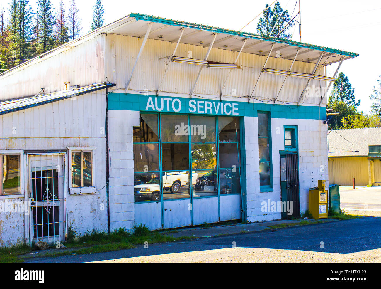 Old Closed Auto Service Station Stock Photo - Alamy