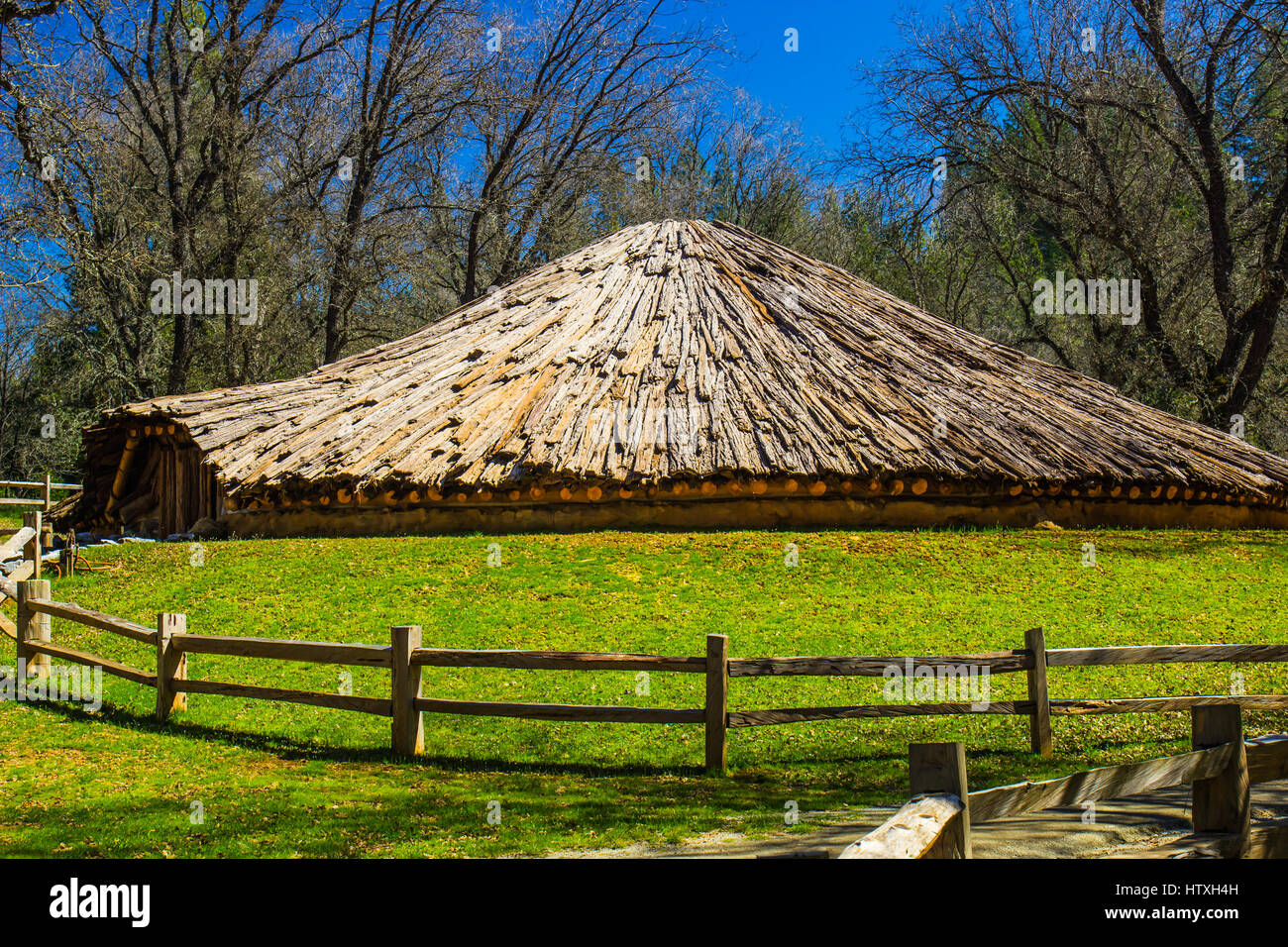 American Indian Roundhouse With Conical Cedar Roof Stock Photo - Alamy