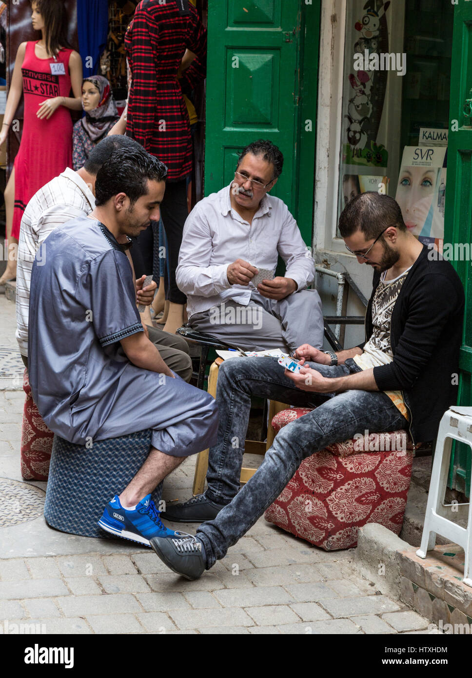 Men playing cards hi-res stock photography and images - Alamy