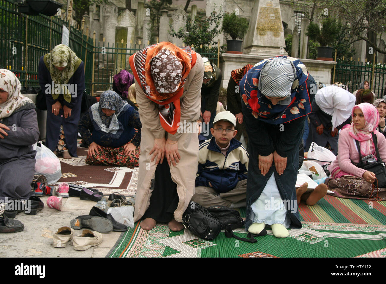 Turkish women at prayer in a mosque in Istanbul, Turkey Stock Photo - Alamy