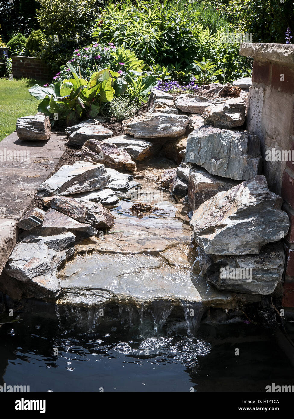 Rock feature garden flowers hi-res stock photography and images - Alamy