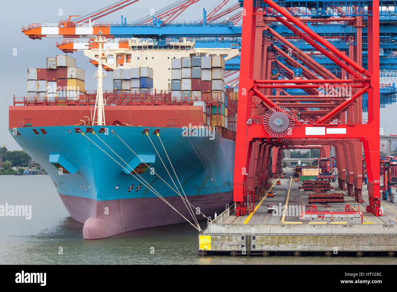 Containerterminal in Hamburg, Deutschland Stock Photo - Alamy