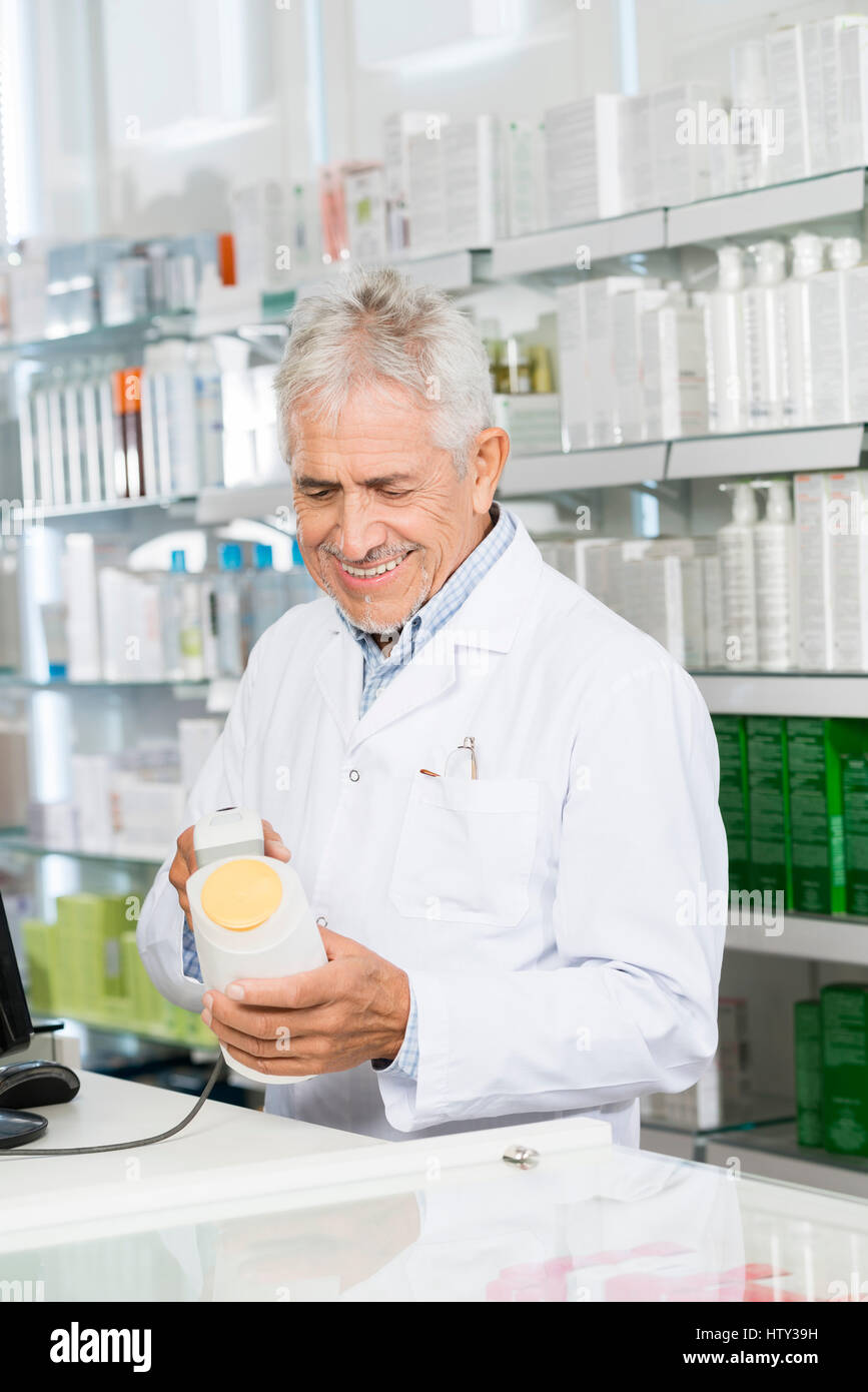 Pharmacist scanning medication scanner hi-res stock photography and ...