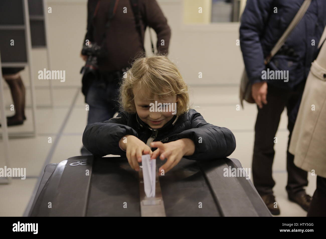 The Hague, Netherlands. 15th Mar, 2017. Little Eleonor (6 years) puts ...
