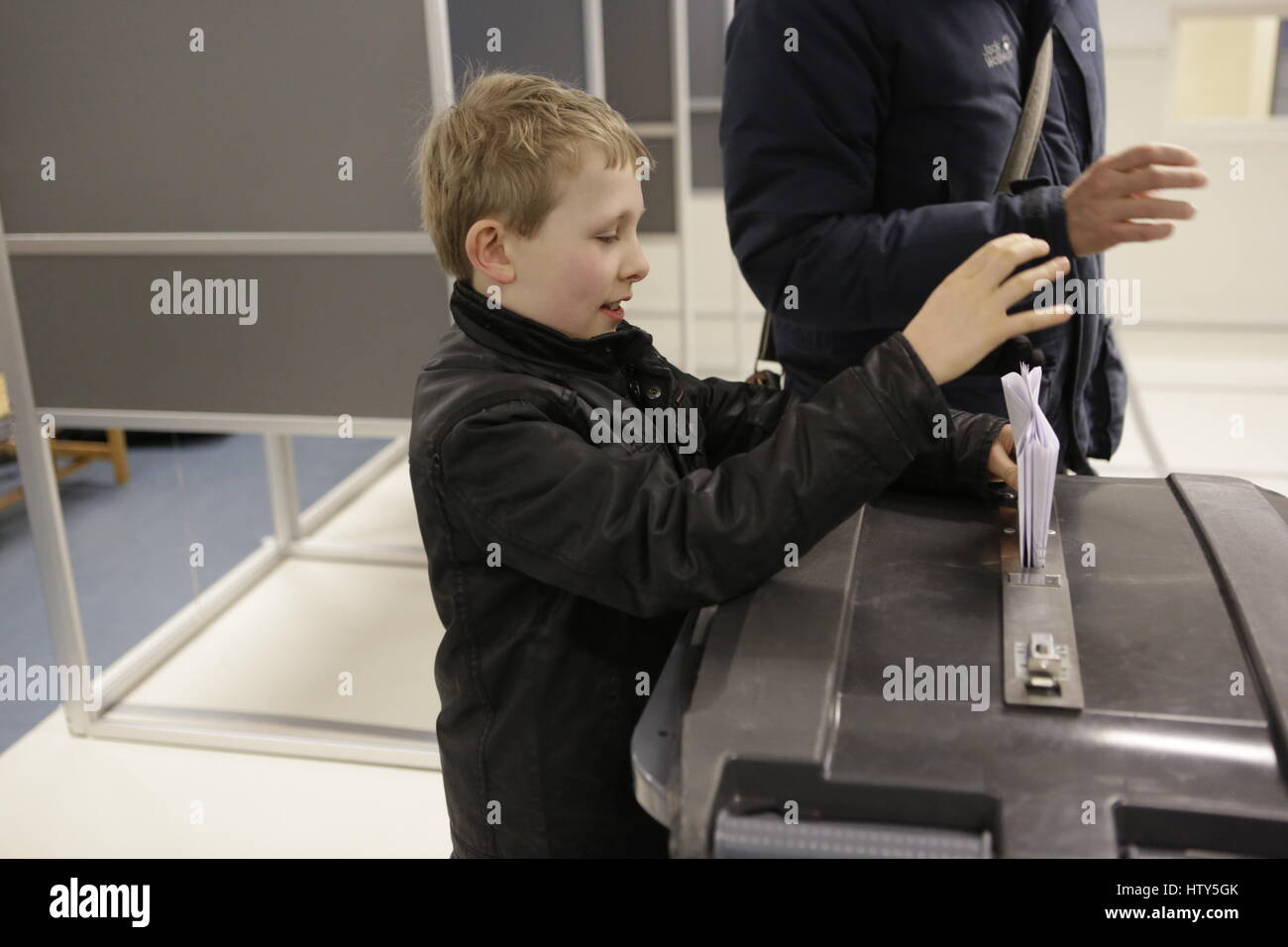 The Hague, Netherlands. 15th Mar, 2017. Little Marnix (8 years) puts ...