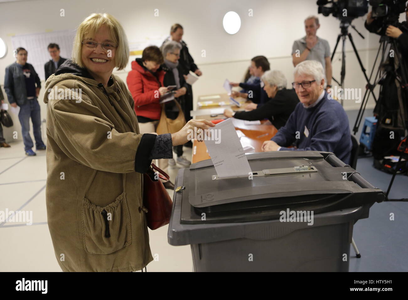 The Hague, Netherlands. 15th Mar, 2017. A female voter casts her vote ...