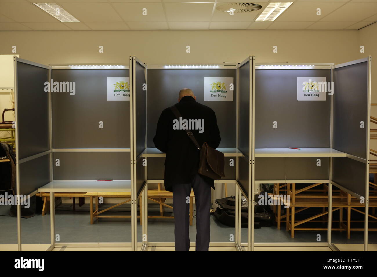 The Hague, Netherlands. 15th Mar, 2017. voter fills out his ballot ...