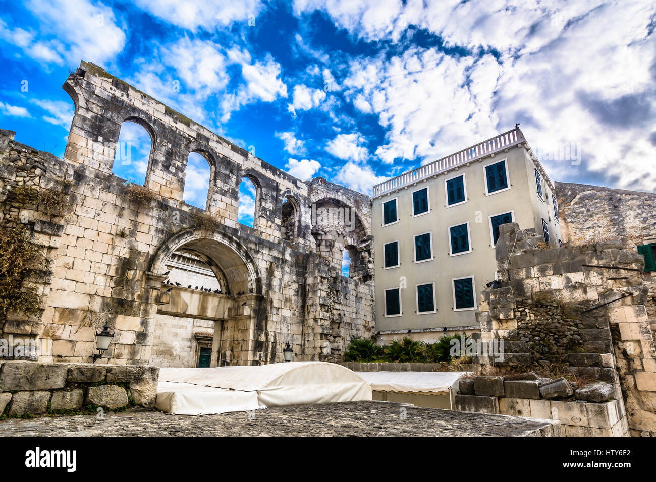 Silver gate hi-res stock photography and images - Alamy