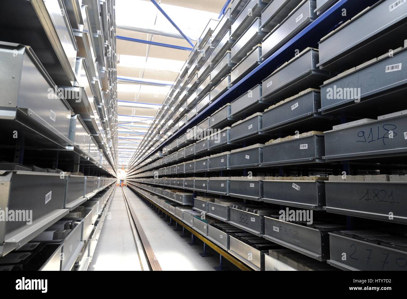 Archives and technology hi-res stock photography and images - Alamy
