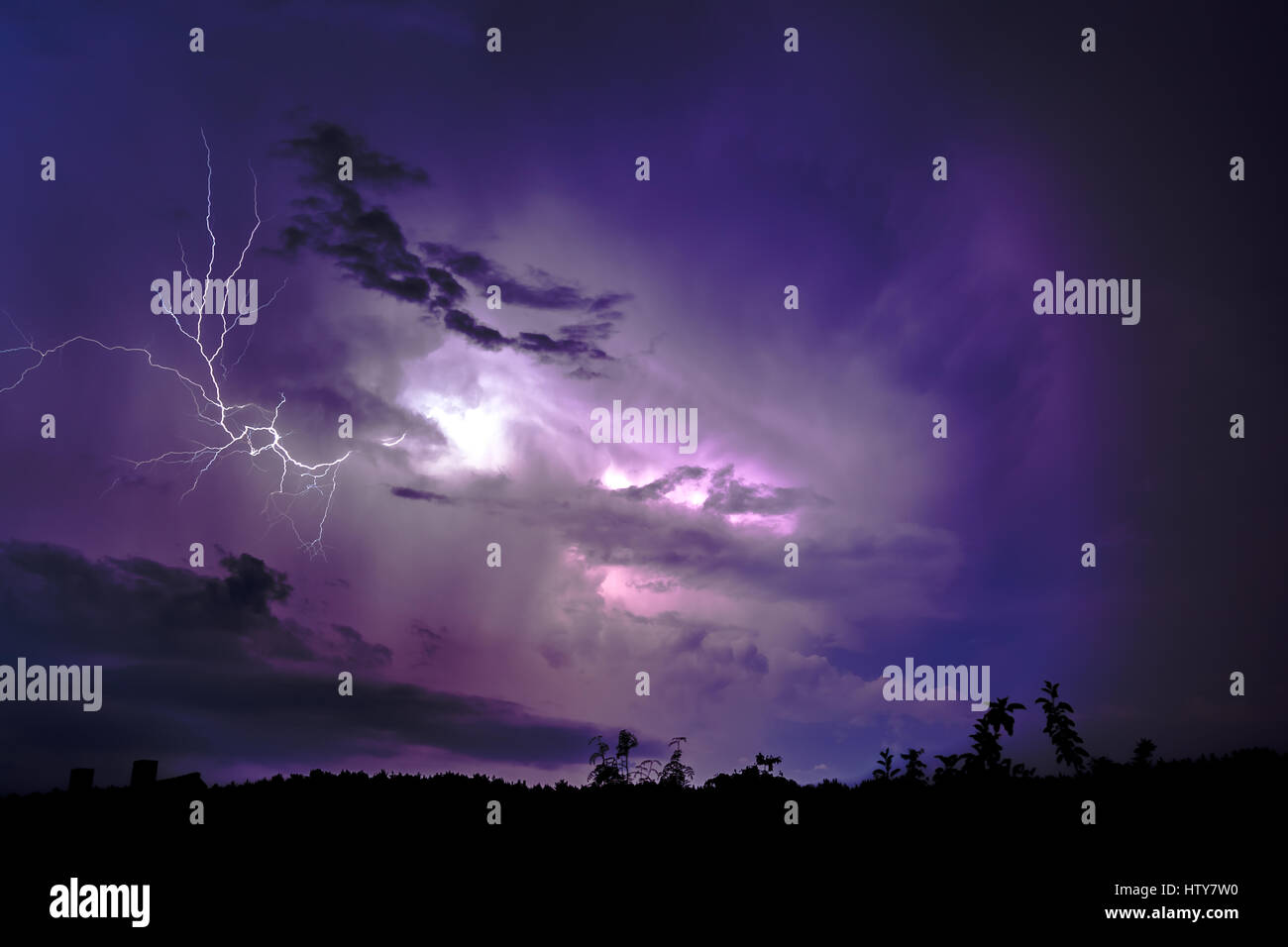 Lightning thunder in dark hi-res stock photography and images - Alamy