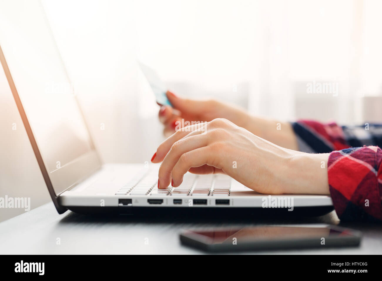 woman making online payment with credit card Stock Photo - Alamy