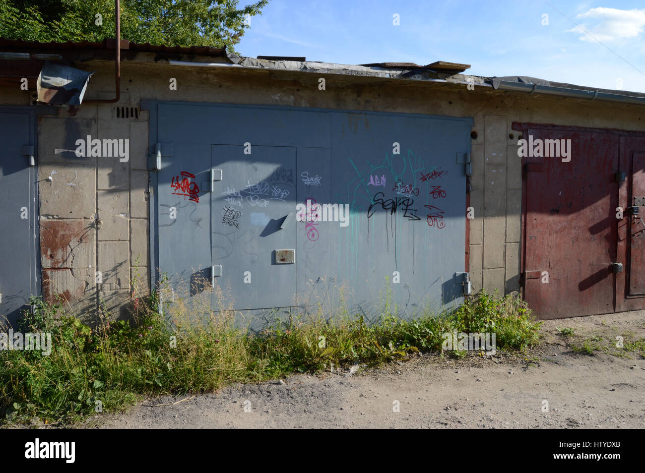 KOVROV, RUSSIA - JULY 25, 2015: Garages with graffiti in the garage ...