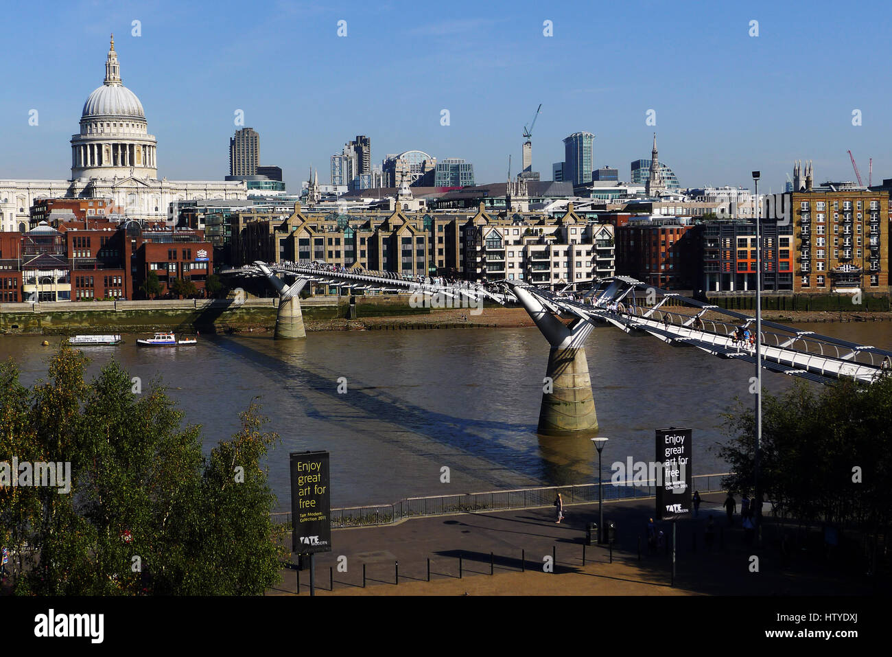 Bridge linking bankside with the city of london hi-res stock ...