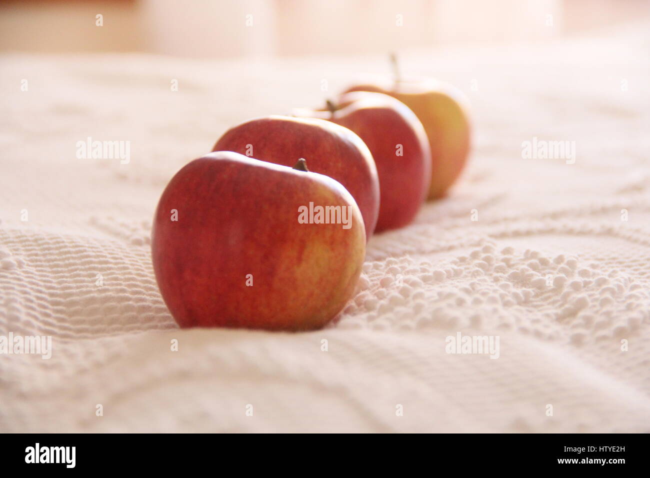 Four apples in a row hi-res stock photography and images - Alamy