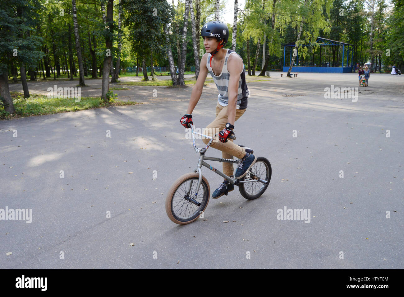 KOVROV, RUSSIA - AUGUST 2, 2015: Teen on a BMX bike in park named Degtyarev Stock Photo - Alamy