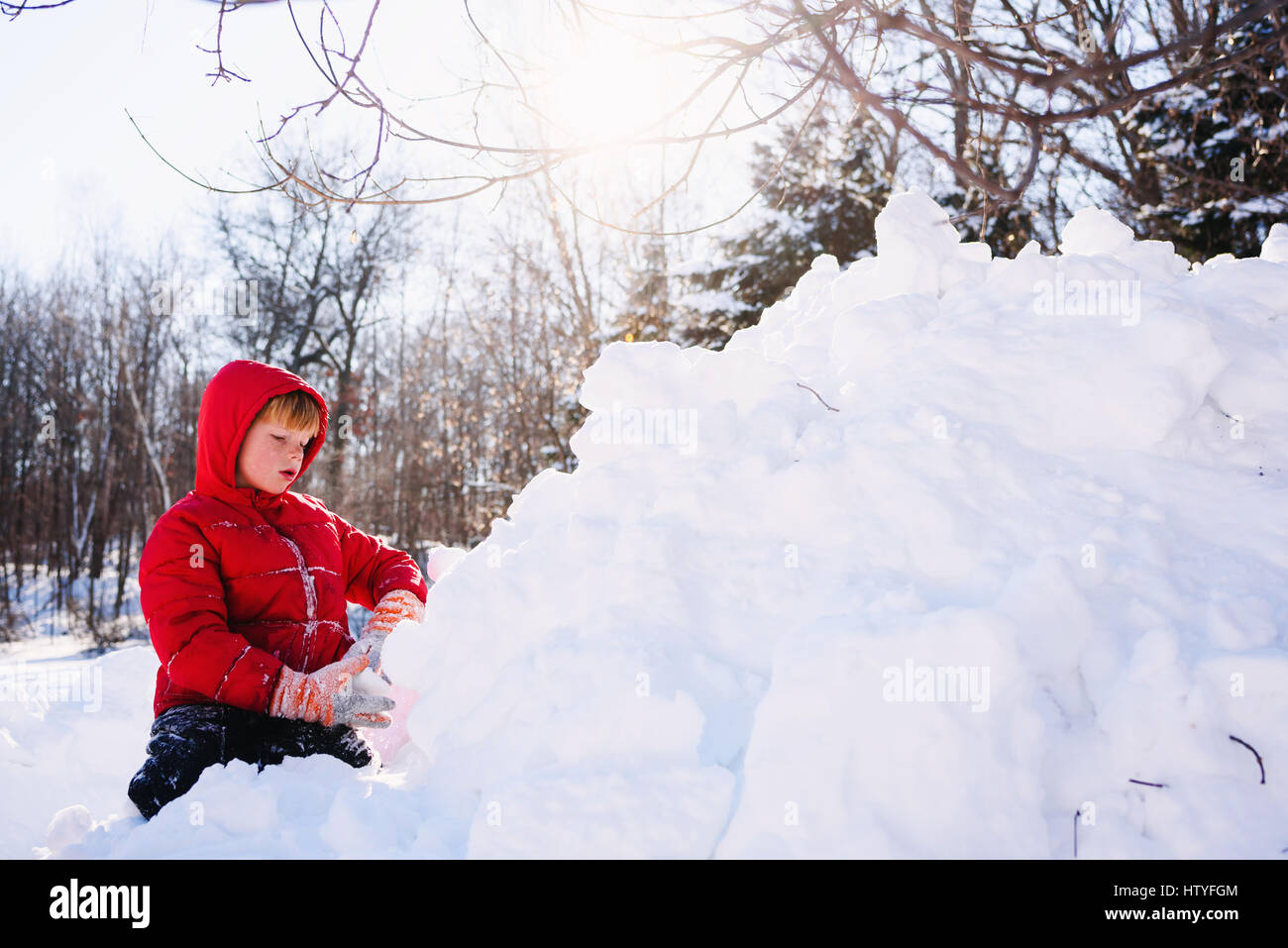 Children playing pile snow hi-res stock photography and images - Alamy