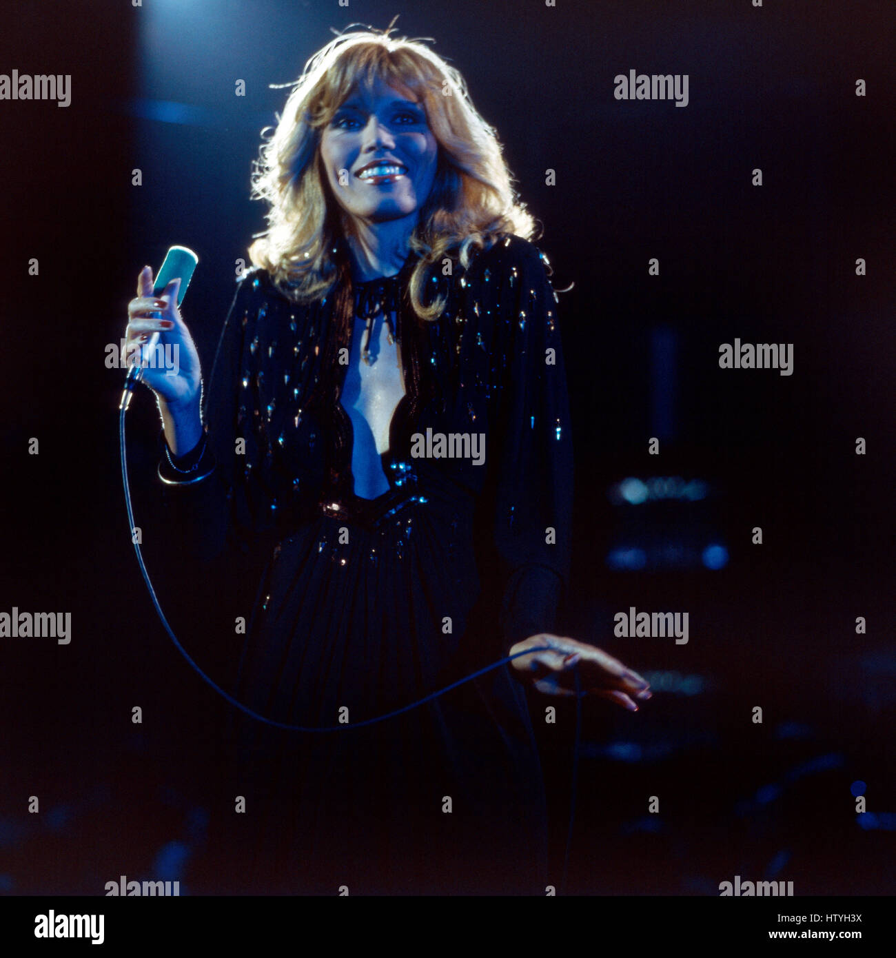 Sängerin Amanda Lear bei einem Auftritt, Deutschland 1970er Jahre ...