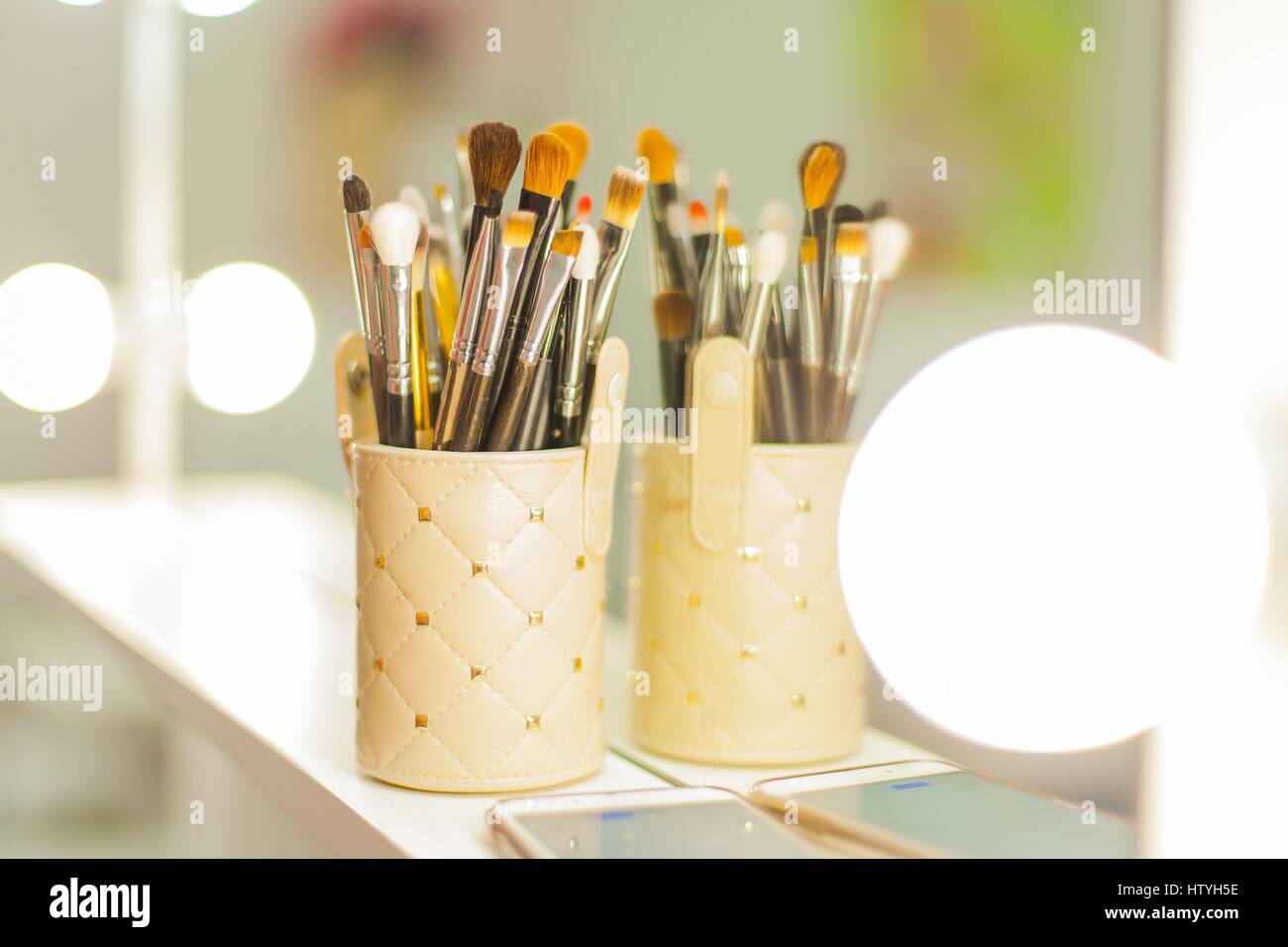 Set brushes applying makeup hi-res stock photography and images - Alamy