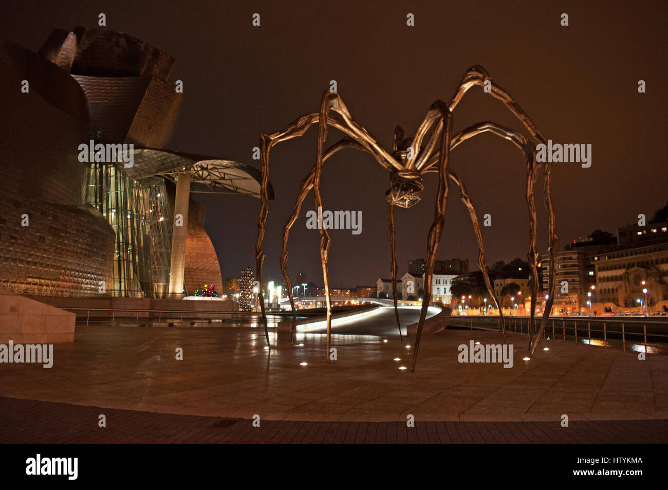 The spider sculpture maman by louise bourgeois guggenheim museum bilbao ...