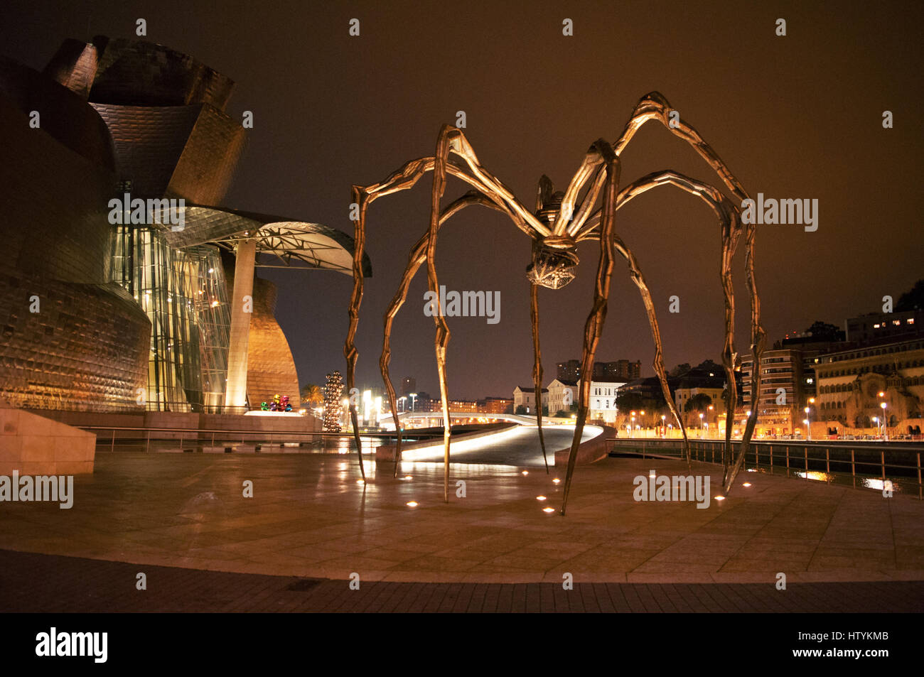 Bilbao: Maman, the giant spider sculpture by Louise Bourgeois at the ...