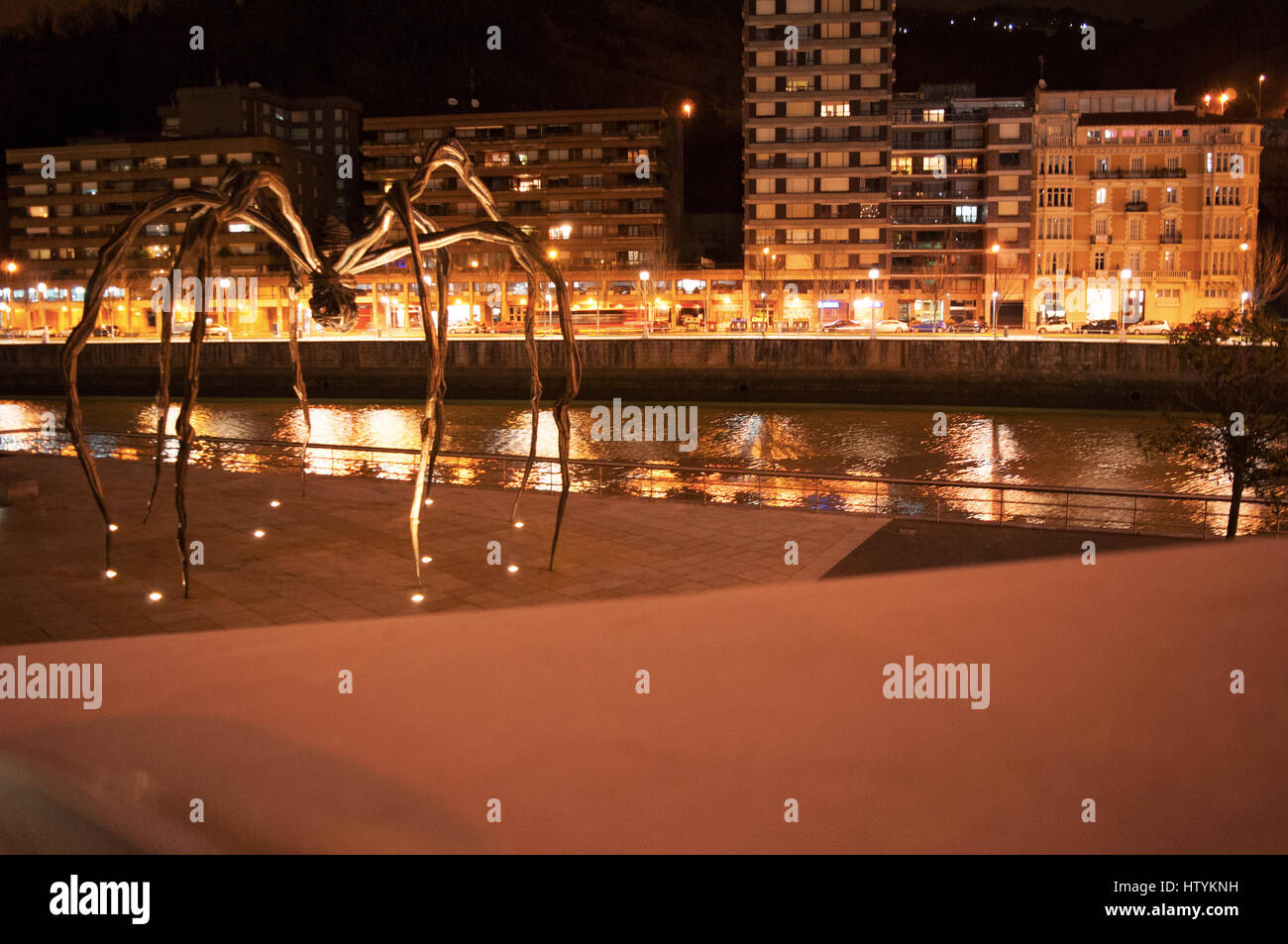 Bilbao: Maman, the giant spider sculpture by Louise Bourgeois at the ...