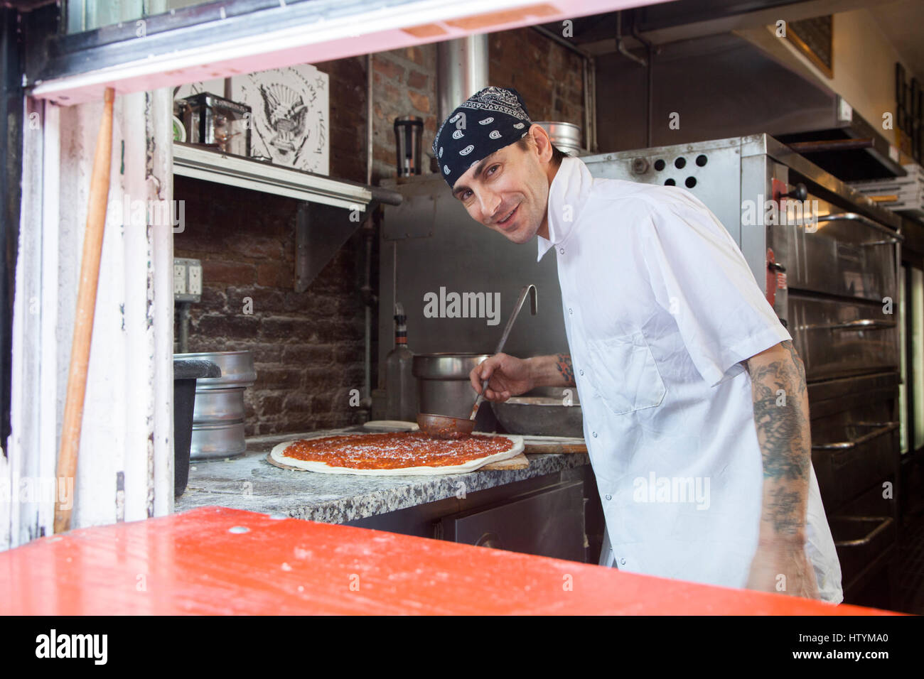 Pizza place chef Stock Photo - Alamy