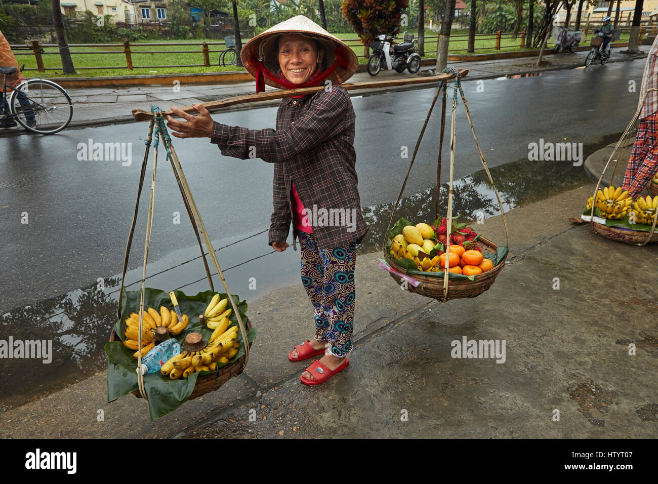 Vietnamese woman carrying produce on a bamboo yoke, Hoi An (UNESCO ...