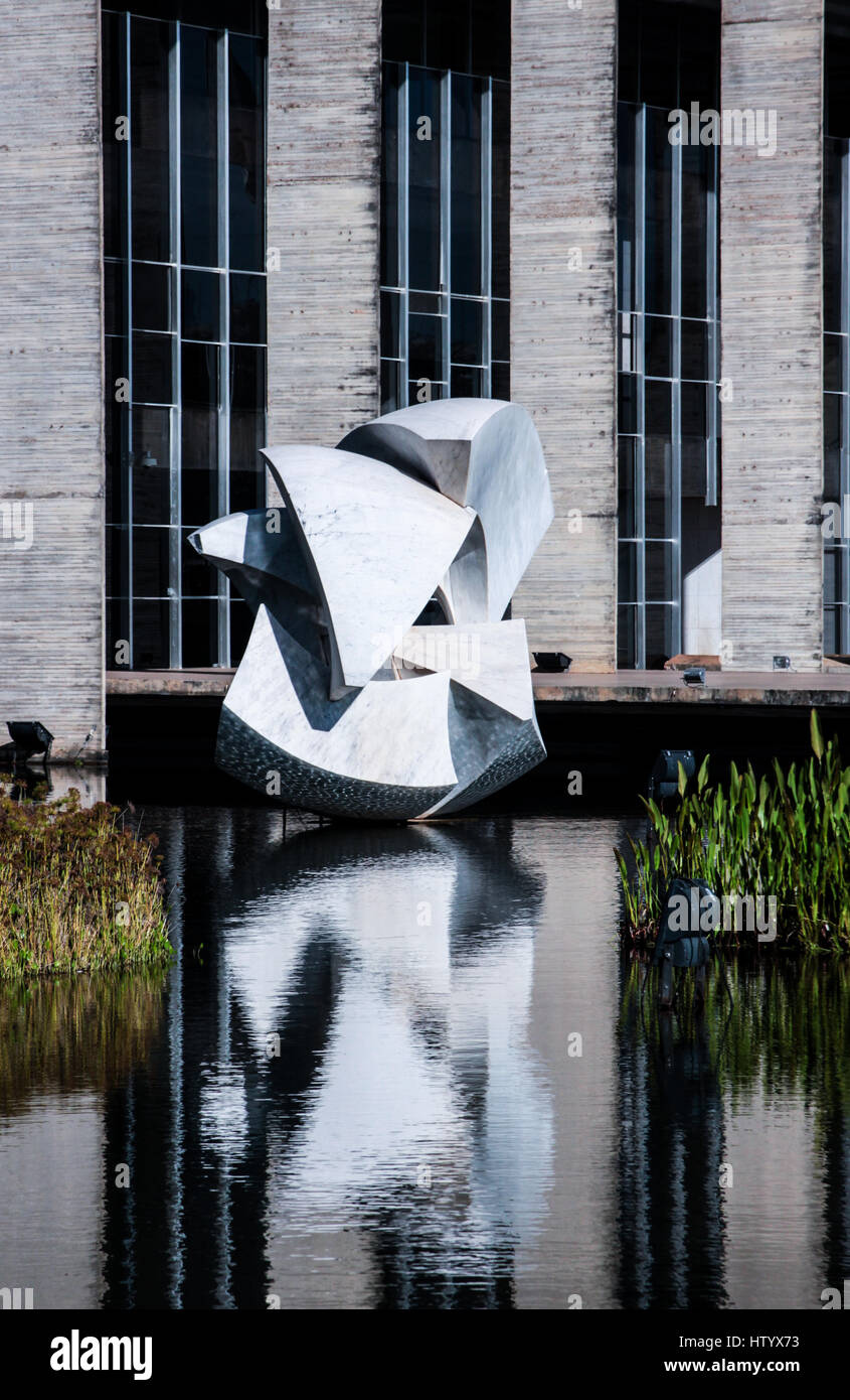 Meteoro (Meteor), a marble sculpture by Bruno Giorgi at Itamaraty ...
