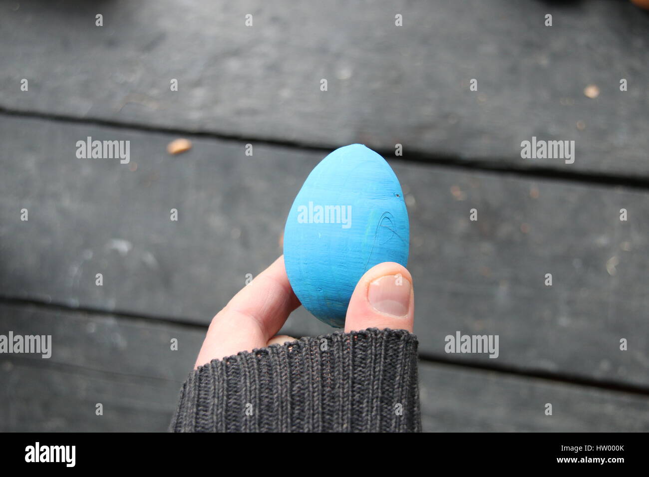 Hand holding easter egg hi-res stock photography and images - Alamy