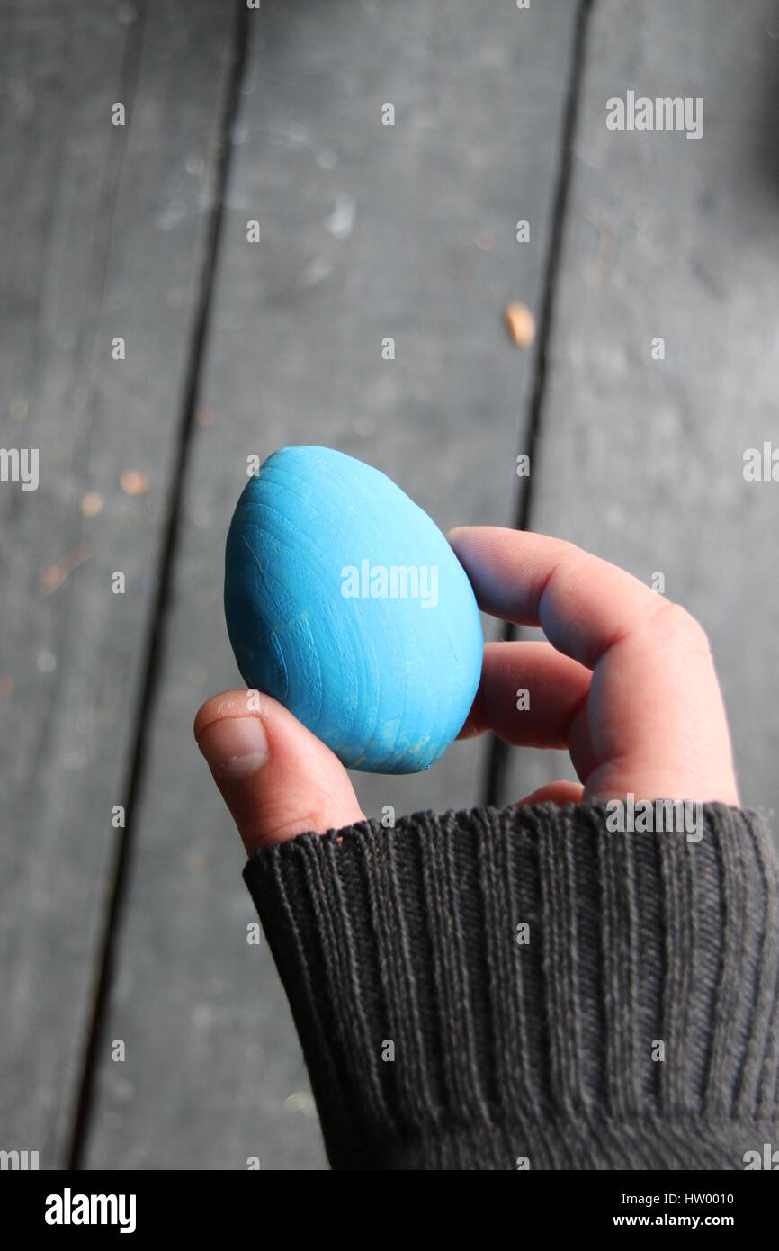 Hand holding an easter egg Stock Photo - Alamy