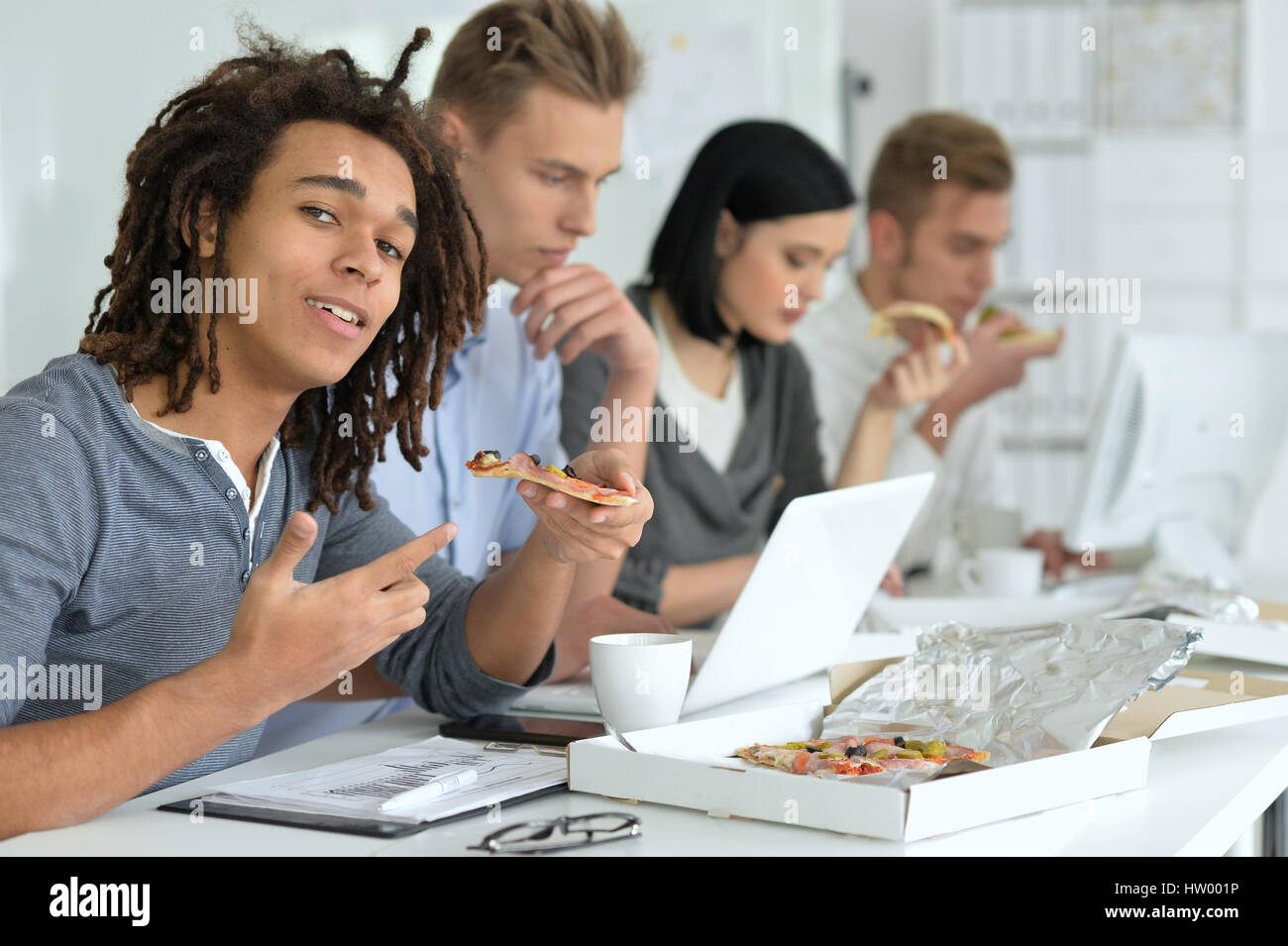 People eating pizza Stock Photo - Alamy