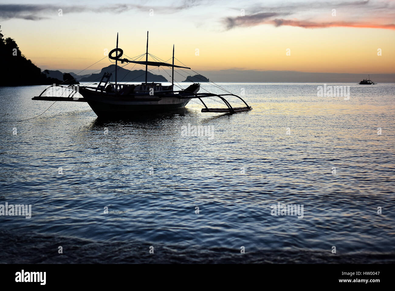 Traditional philippines fishing boat hi-res stock photography and ...