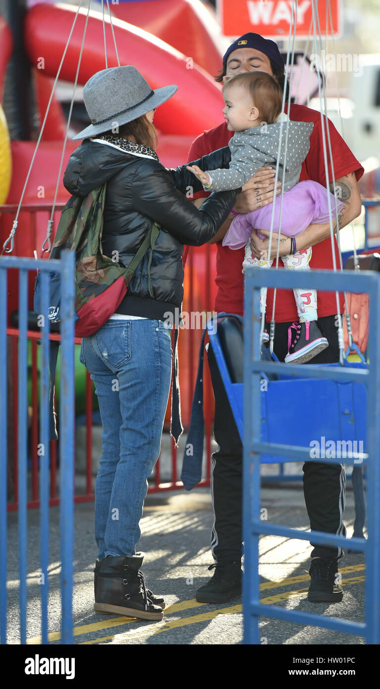 Rachel Bilson takes daughter Briar Rose Christensen to the farmers ...