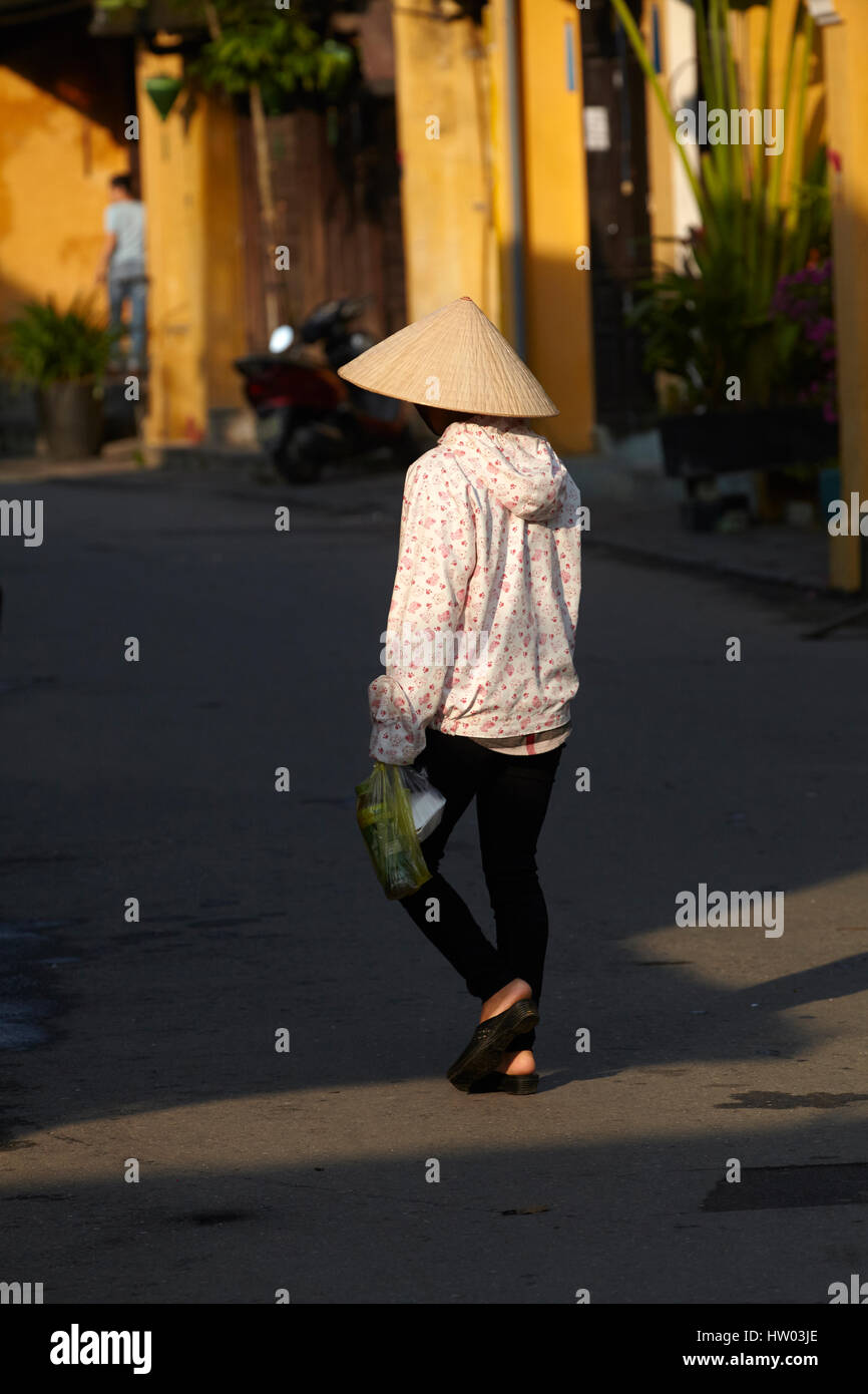 Woman with non la conical hat, Hoi An (UNESCO World Heritage Site ...