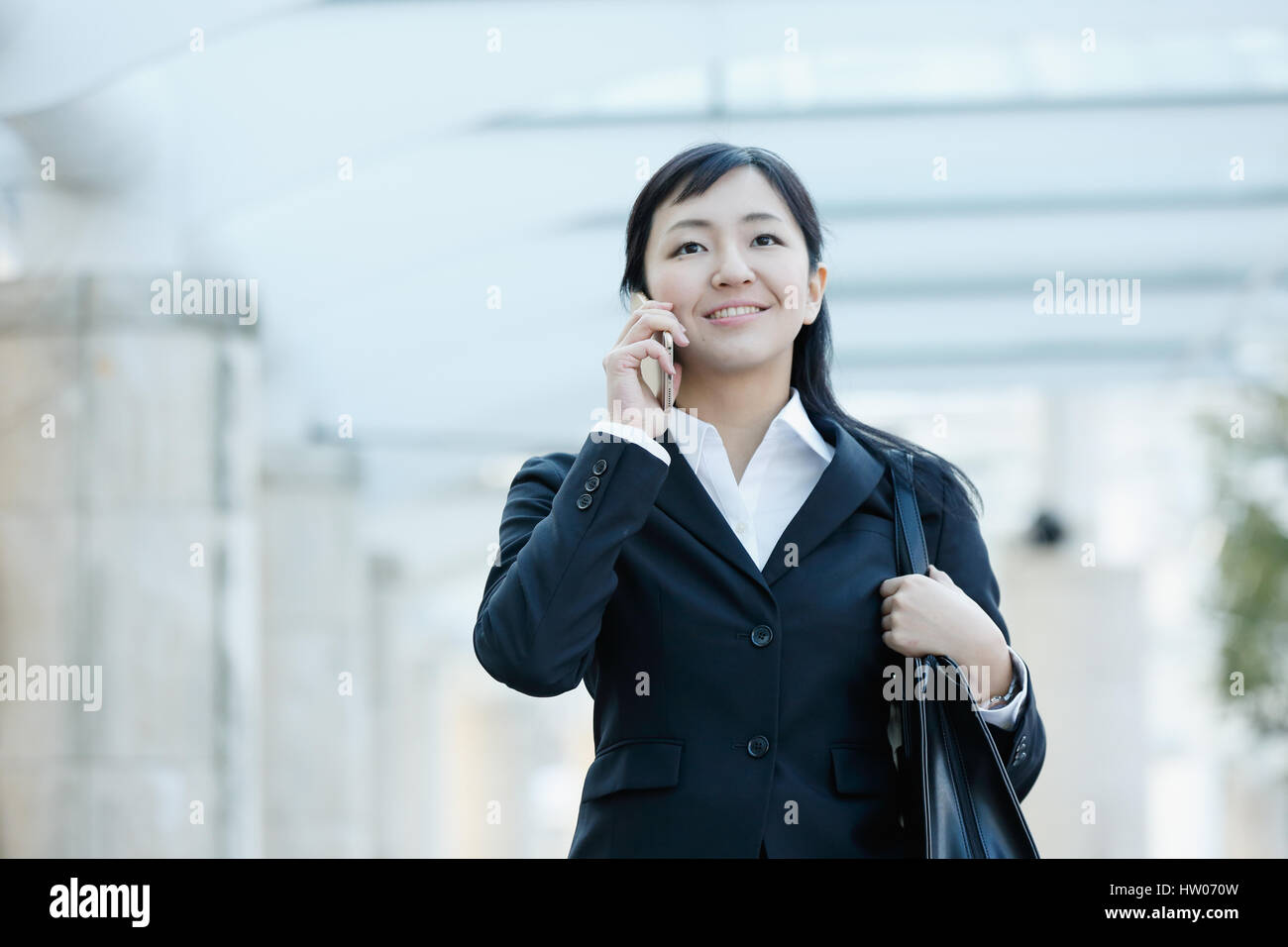 Japanese young businesswoman on the phone downtown Tokyo Stock Photo ...