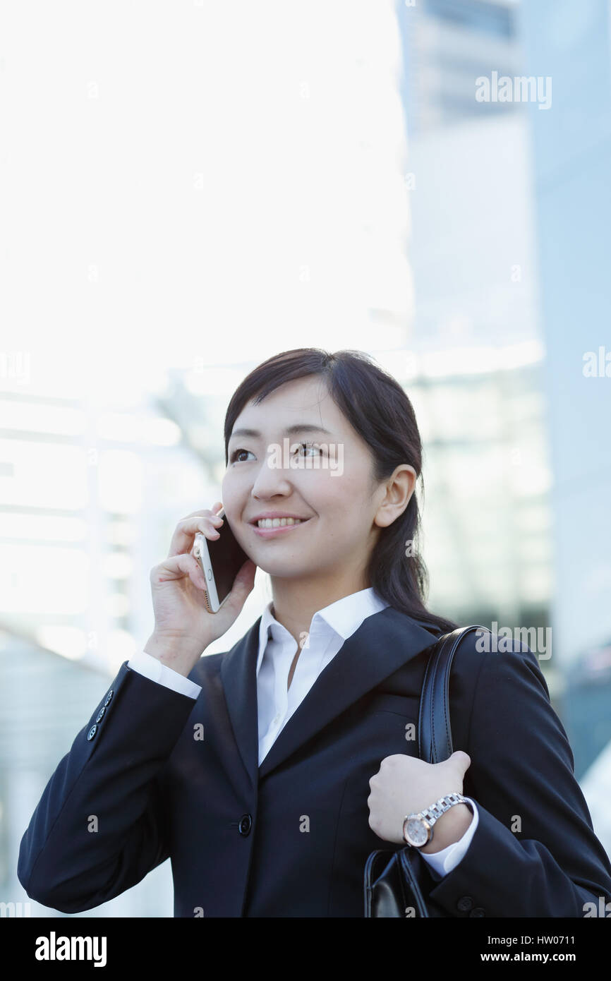 Japanese young businesswoman on the phone downtown Tokyo Stock Photo ...