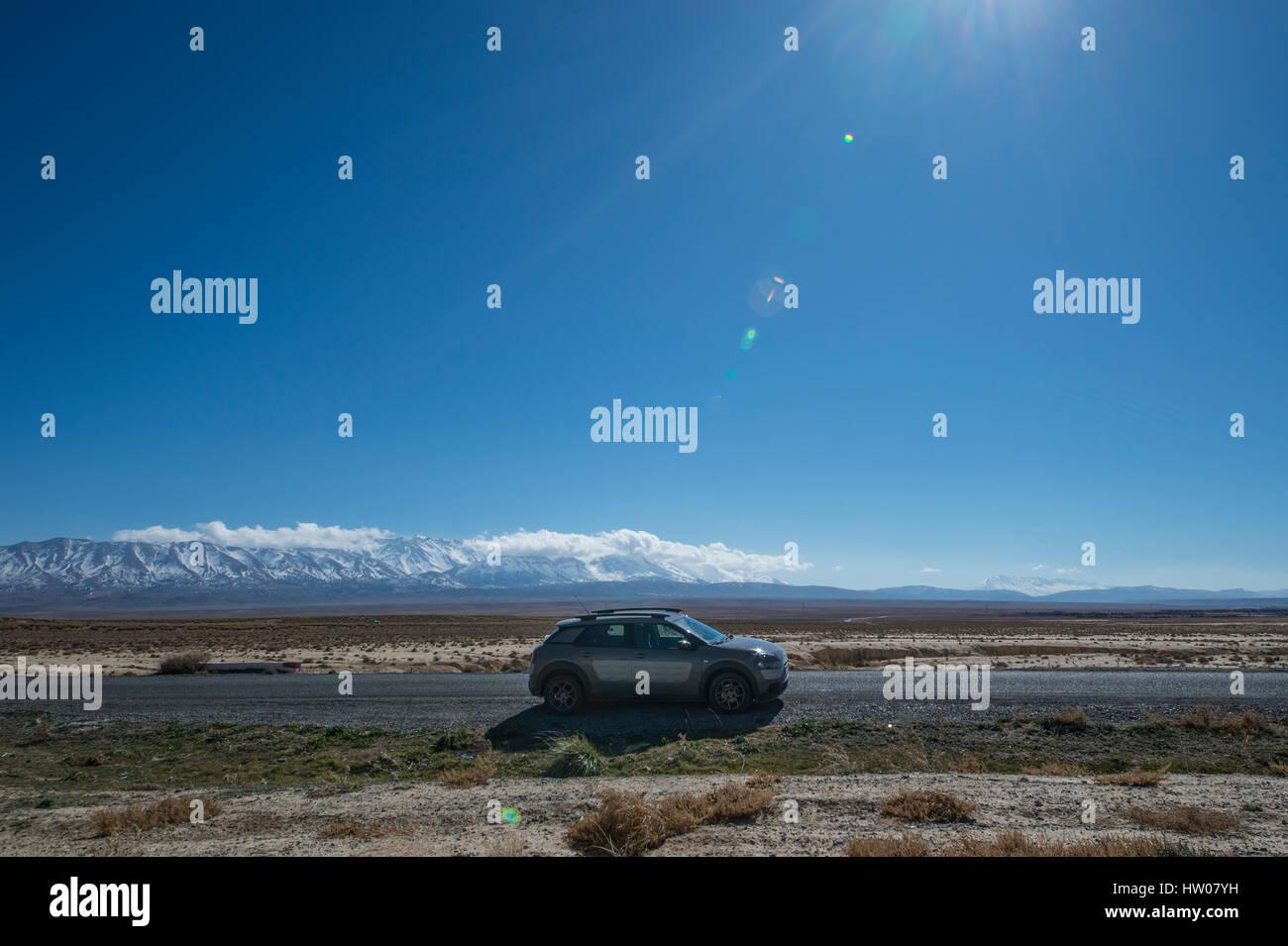 Car on gorge road car on gorge road hi-res stock photography and images ...