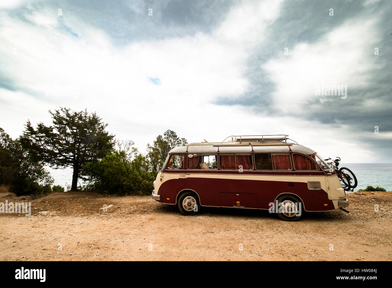 Vintage red white vw campervan hi-res stock photography and images - Alamy
