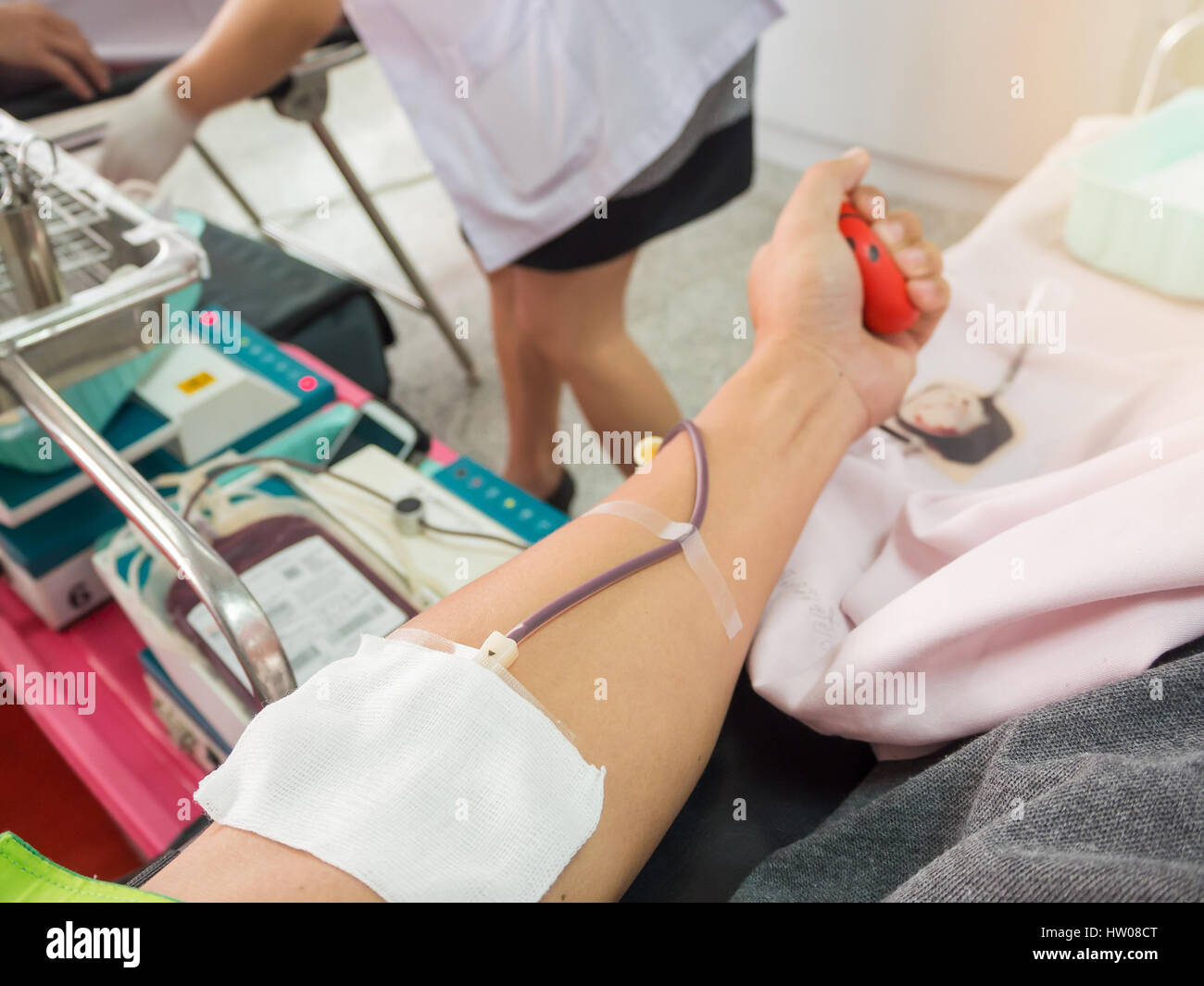 Nurse receiving blood from blood donor in hospital Stock Photo - Alamy