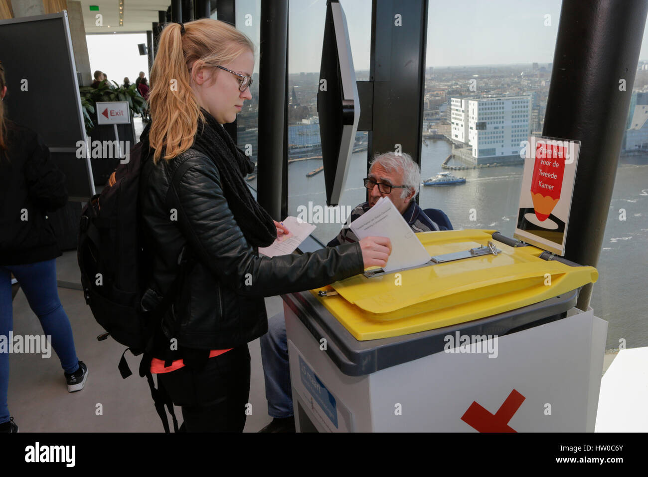 Amsterdam, Netherlands. 15th Mar, 2017. A voter puts her ballot paper ...