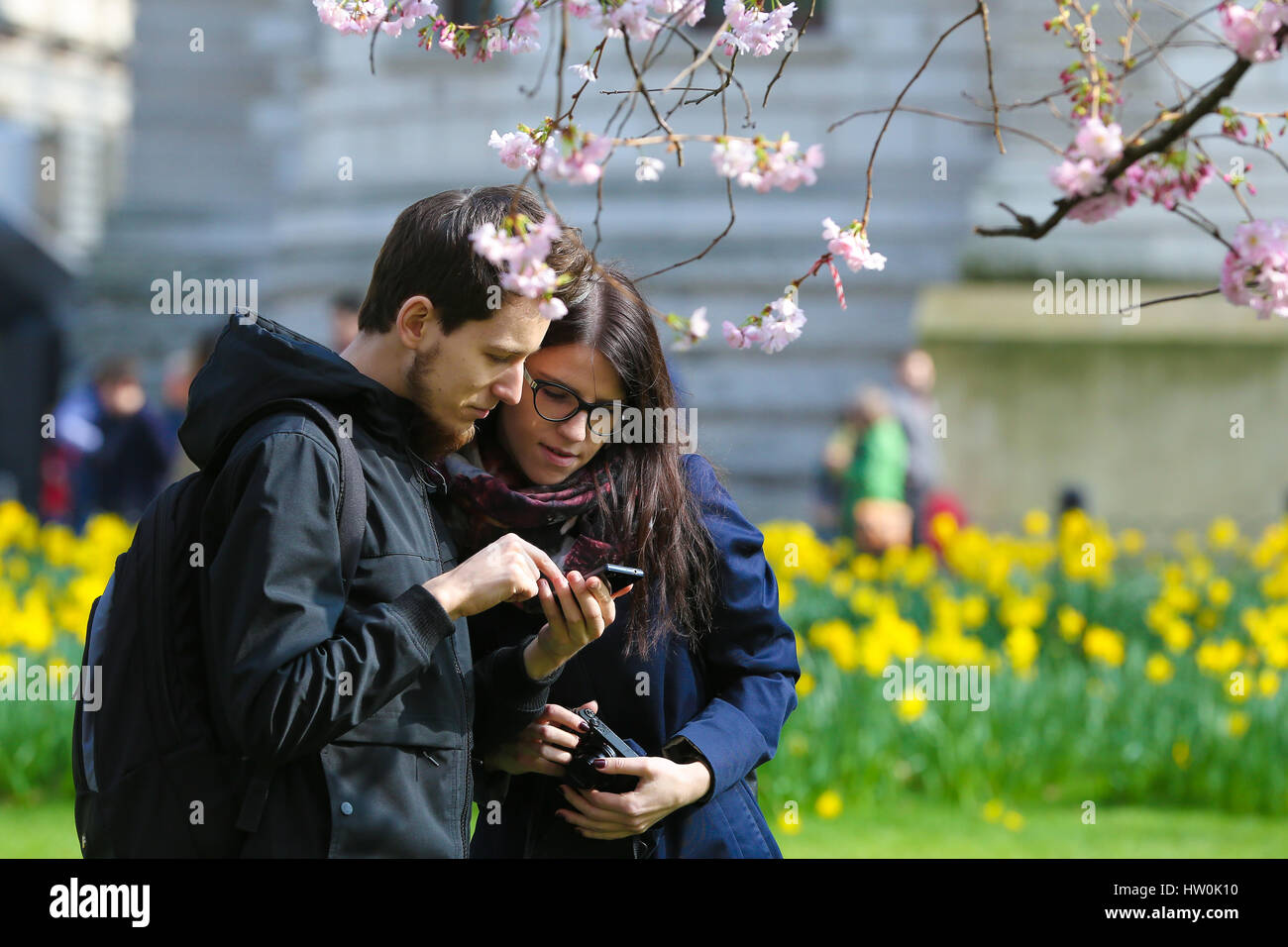 St James Park, London, UK. 16th Mar, 2017. People enjoying the sunshine ...