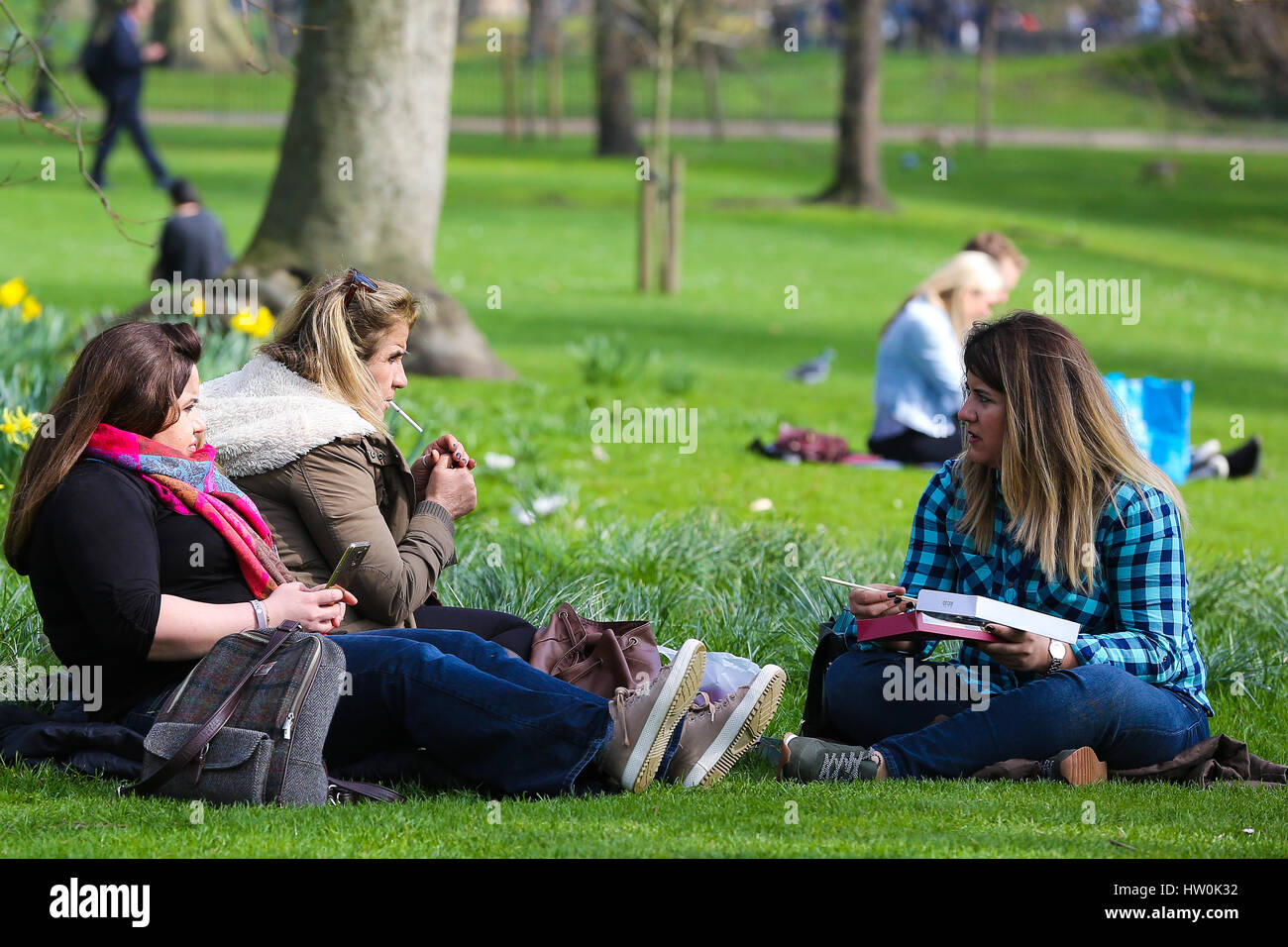 St James Park, London, UK. 16th Mar, 2017. People enjoying the sunshine ...
