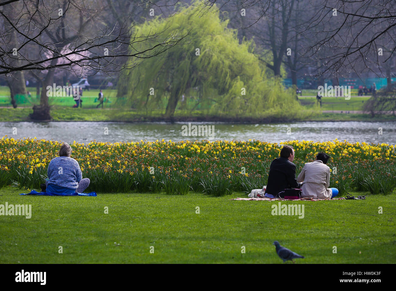 St James Park, London, UK. 16th Mar, 2017. People enjoying the sunshine ...