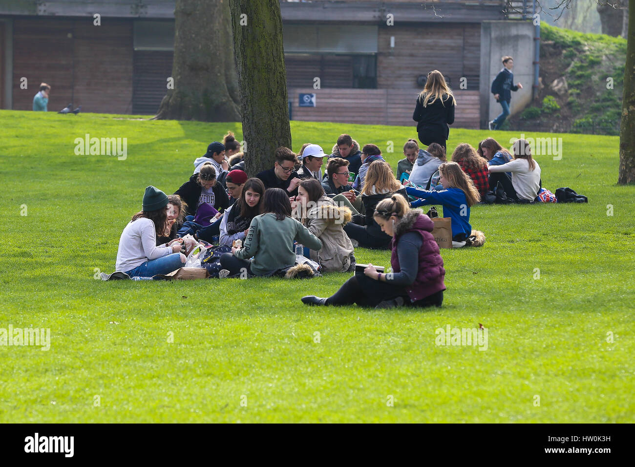 St James Park, London, UK. 16th Mar, 2017. People enjoying the sunshine ...