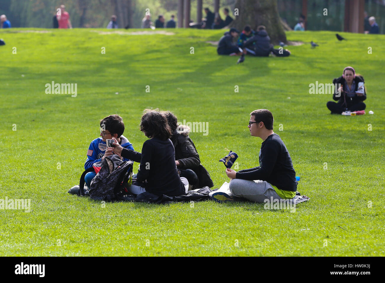 St James Park, London, UK. 16th Mar, 2017. People enjoying the sunshine ...