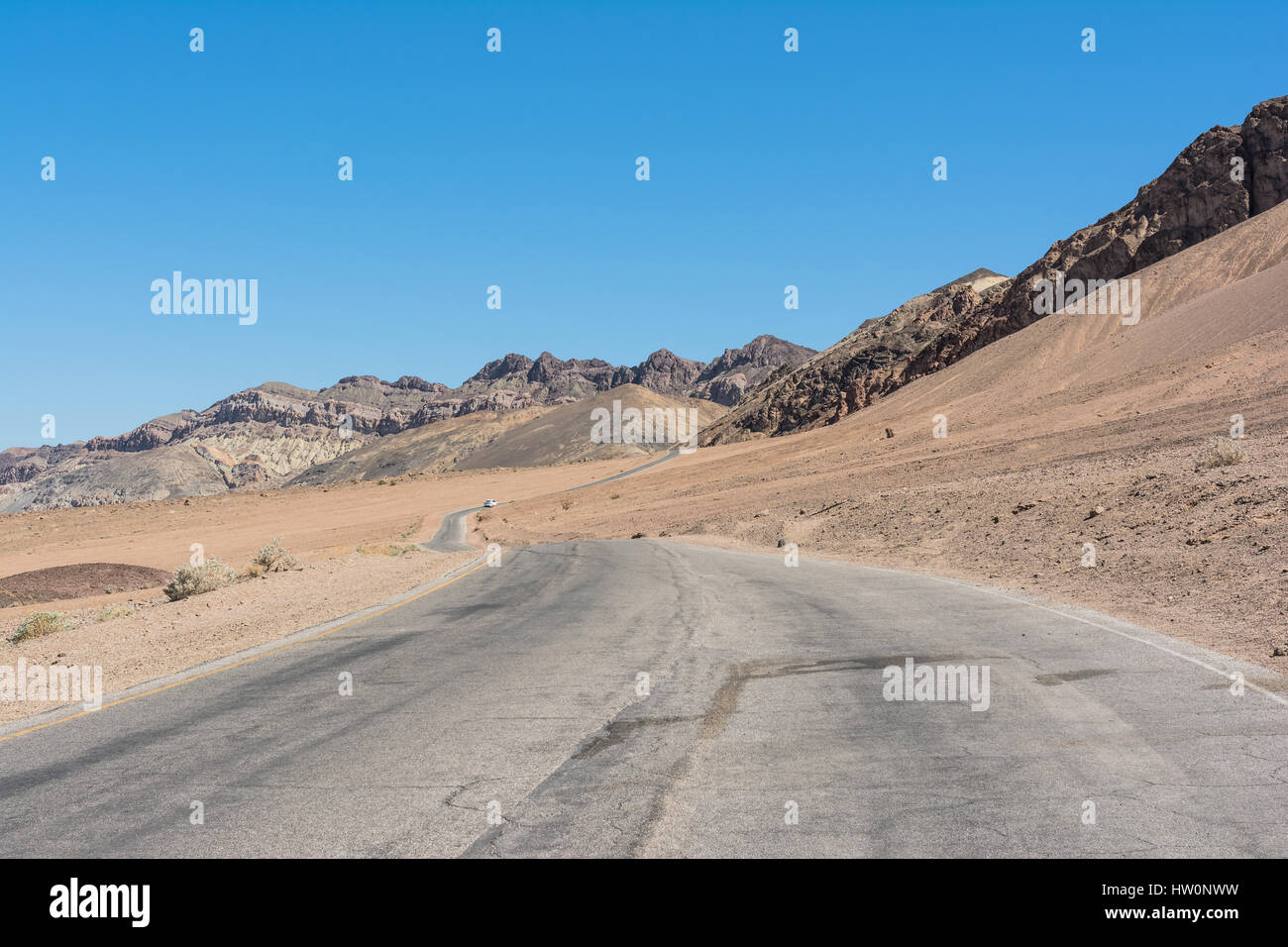 View of the one-way road Artists Drive in Death Valley National Park ...