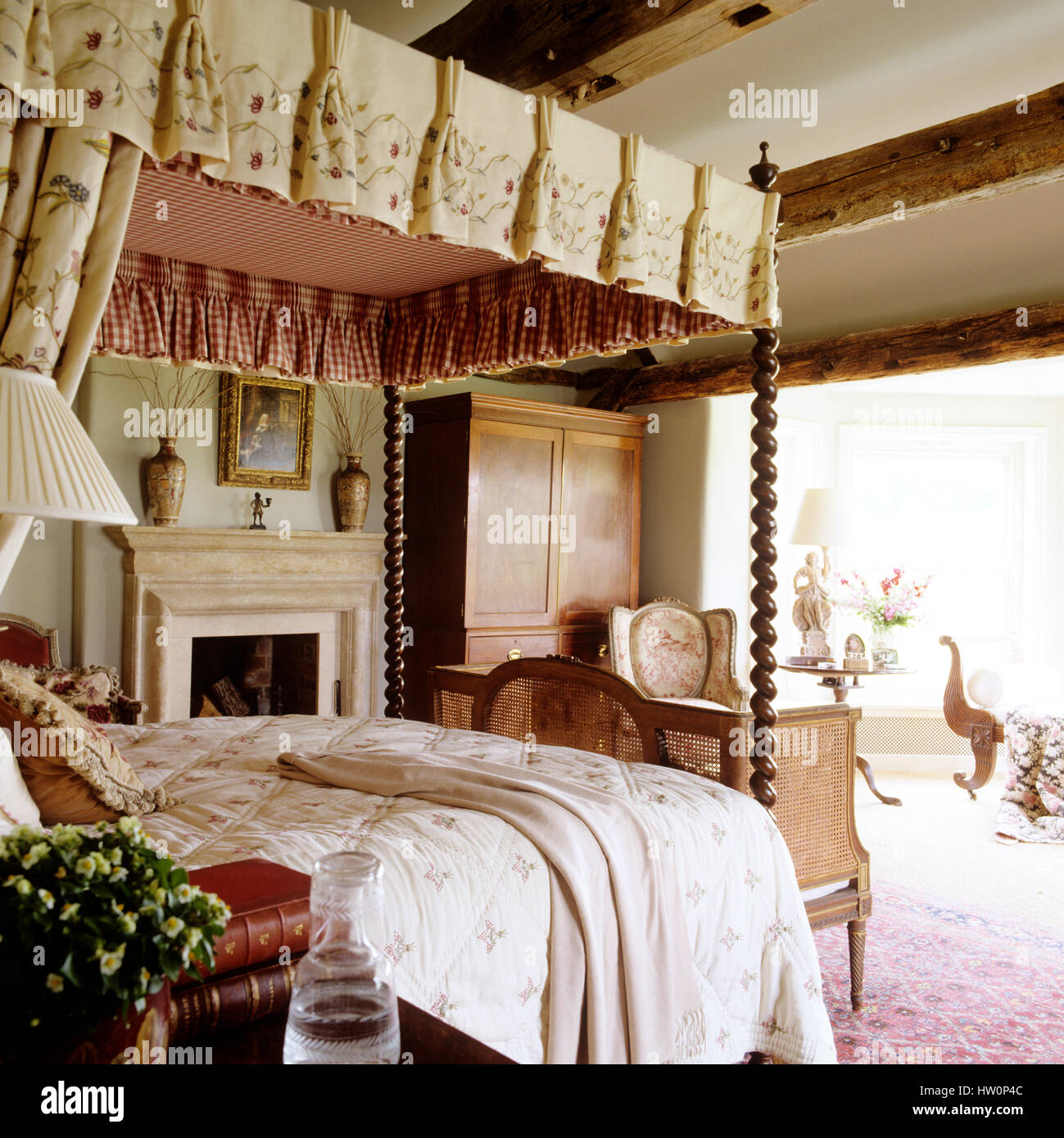 Room with four poster beds hi-res stock photography and images - Alamy