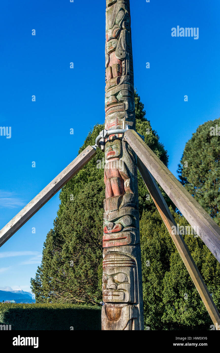 Kwakwakawakw totem pole hi-res stock photography and images - Alamy