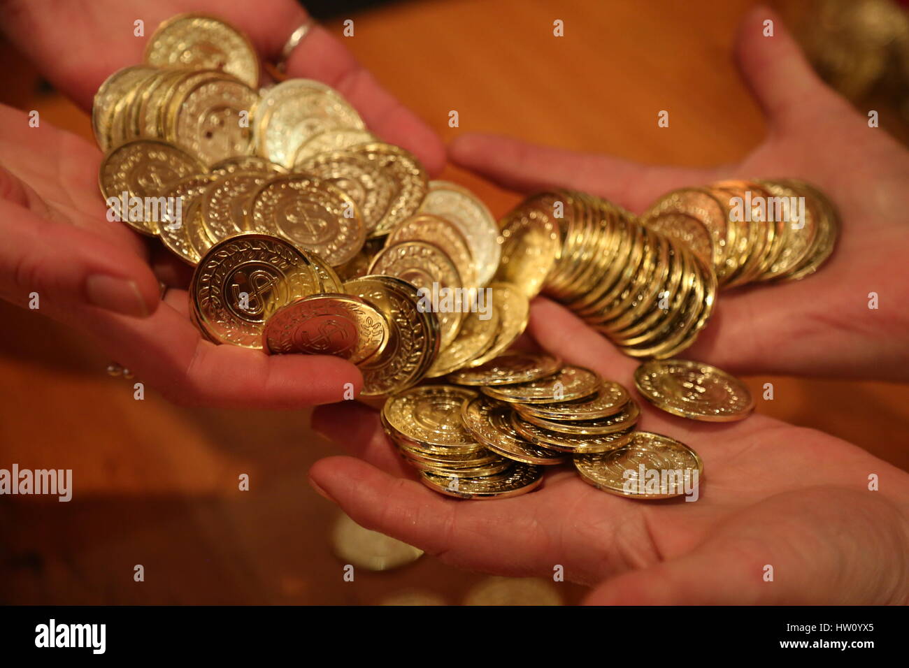 Money flow hi-res stock photography and images - Alamy