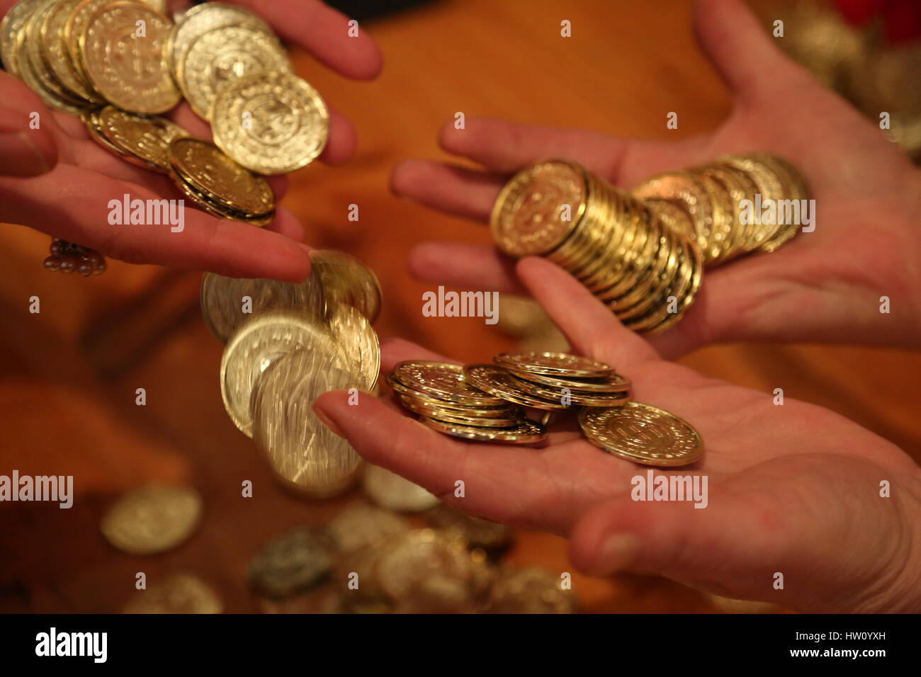 Money flow hi-res stock photography and images - Alamy